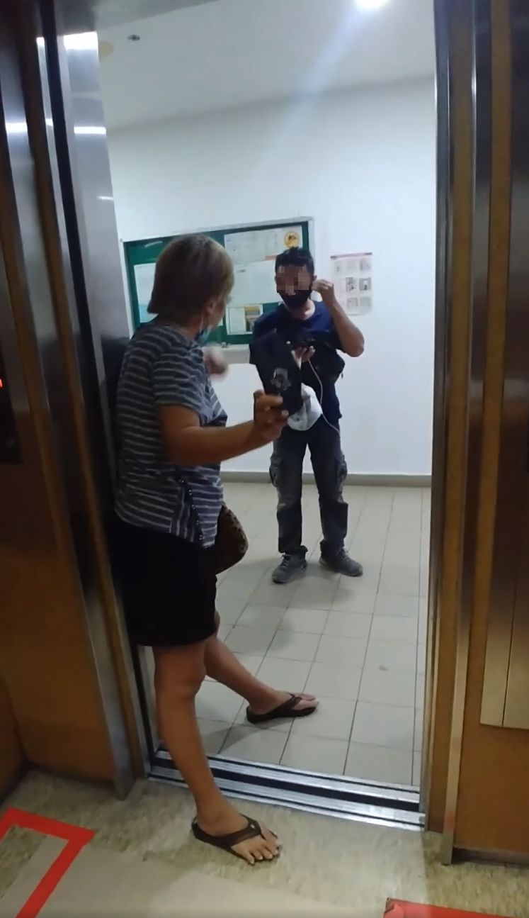 Woman ‘Trapped’ Deliveryman in Lift; Netizens Divided Over Who’s Right ...