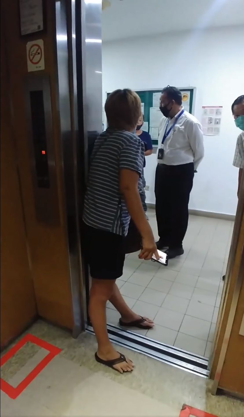 Woman ‘Trapped’ Deliveryman in Lift; Netizens Divided Over Who’s Right ...