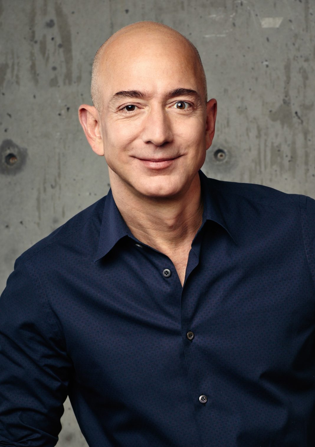 Jeff Bezos Spots a New Look for 2022 & Now Looks Like a Celebrity ...