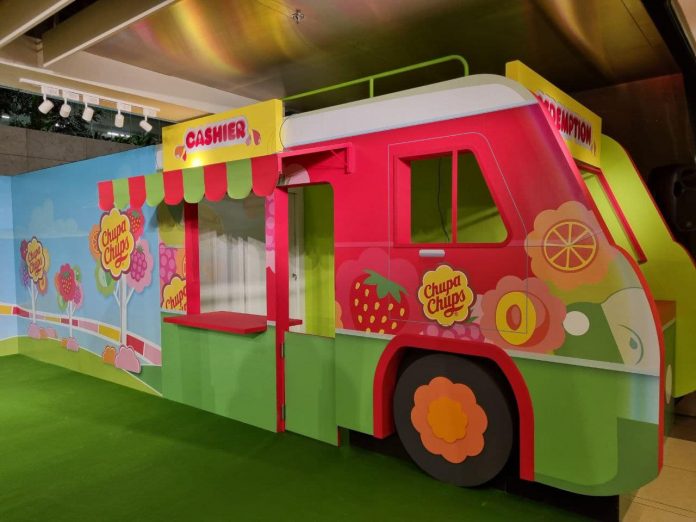 Changi Airport Terminal 3 Has IG-Worthy Giant Chupa Chups Lollipop ...