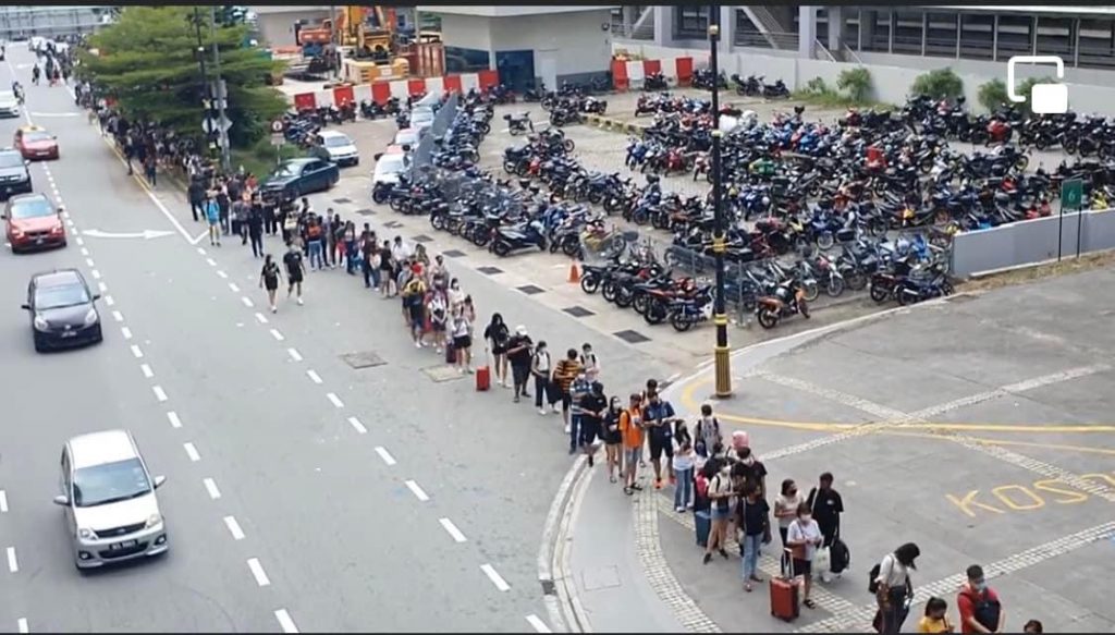Snaking Queues to Return S’pore on Sun After Long Weekend Started as ...