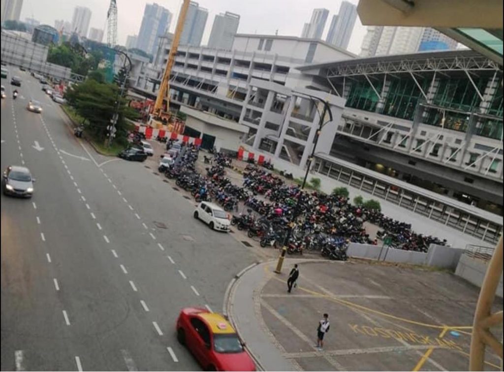 Snaking Queues to Return S’pore on Sun After Long Weekend Started as ...