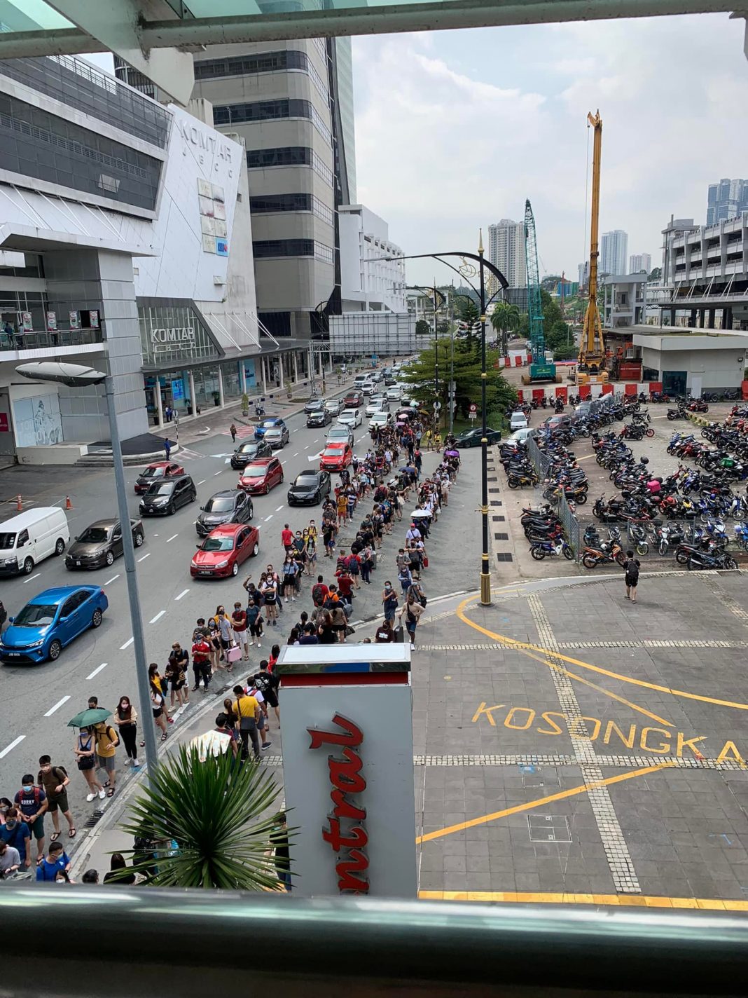 Snaking Queues to Return S’pore on Sun After Long Weekend Started as ...