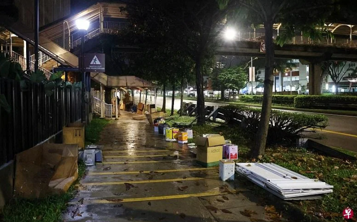 Couple Made a Hougang Walkway Their Home & Piled Up Items That Blocked ...