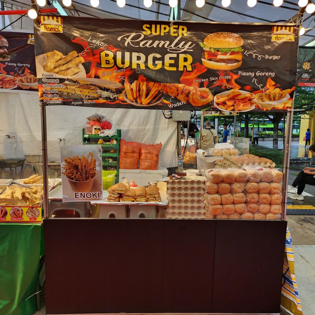 Super Large Pasar Malam Beside Sembawang MRT Station Has Foods Like ...
