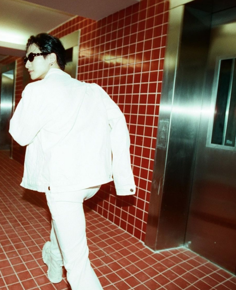 S'pore Photographer Did Photoshoot At Infamous Red HDB To Show 'Vibe ...