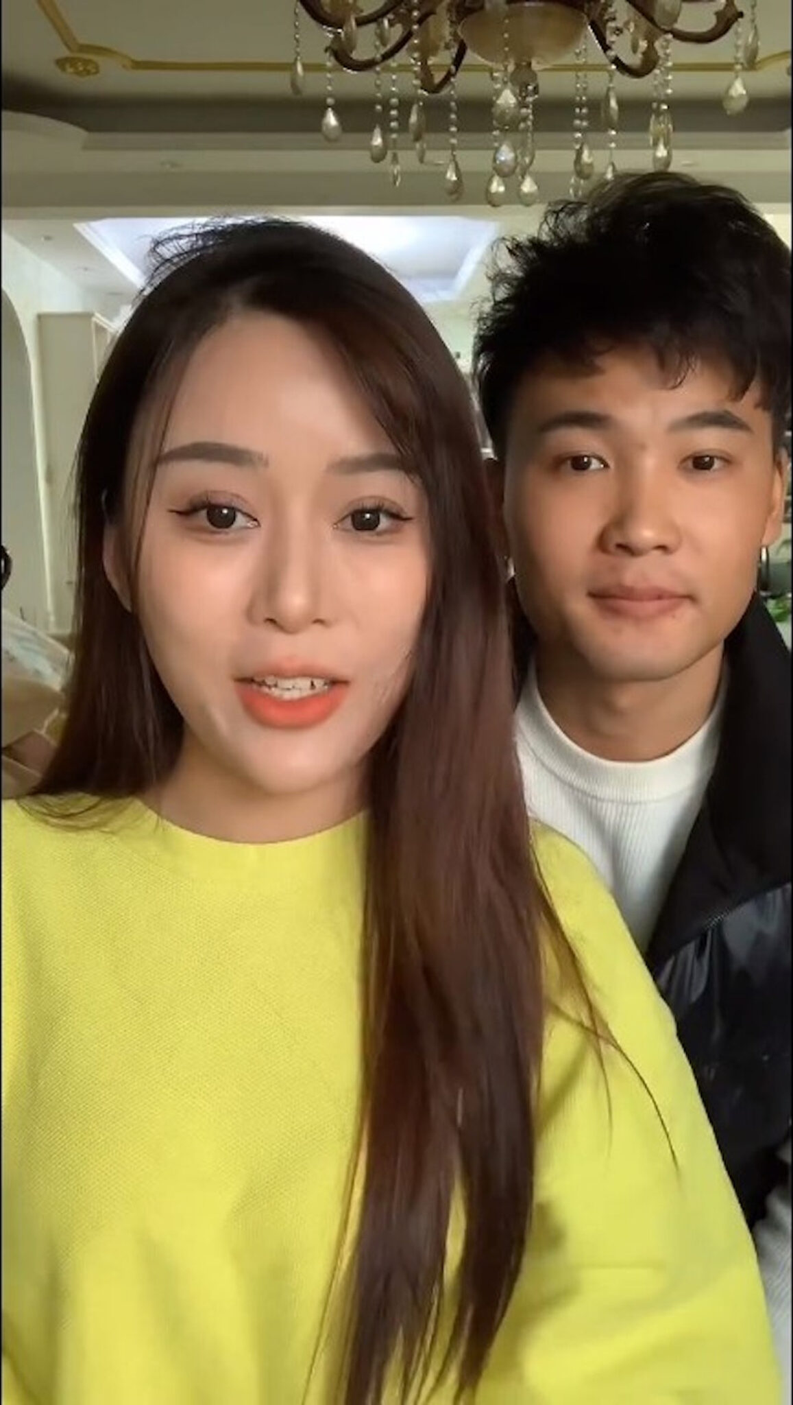 50YO Woman Uses Make-up So Effectively, She Looks Like She's In Her 20s in Livestreams - Goody Feed