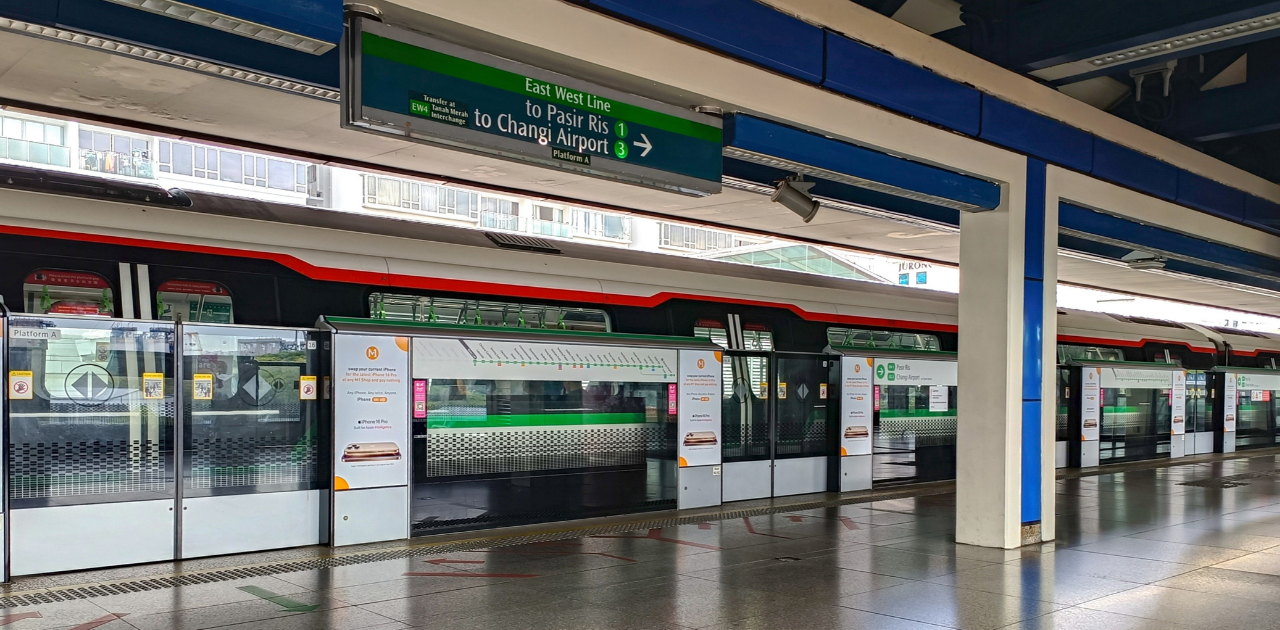 Man Jumps onto Boon Lay MRT Tracks During Rush Hour to Retrieve Phone ...