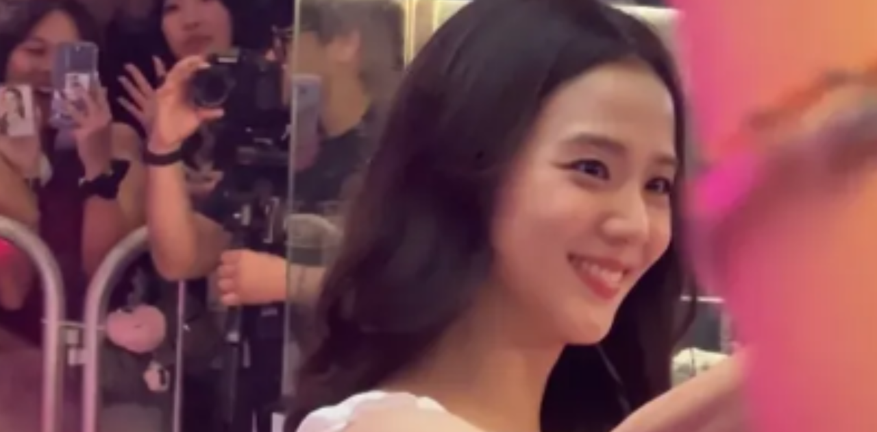 K-pop Star Jisoo Makes 8-Minute Appearance at Orchard Central - Goody Feed