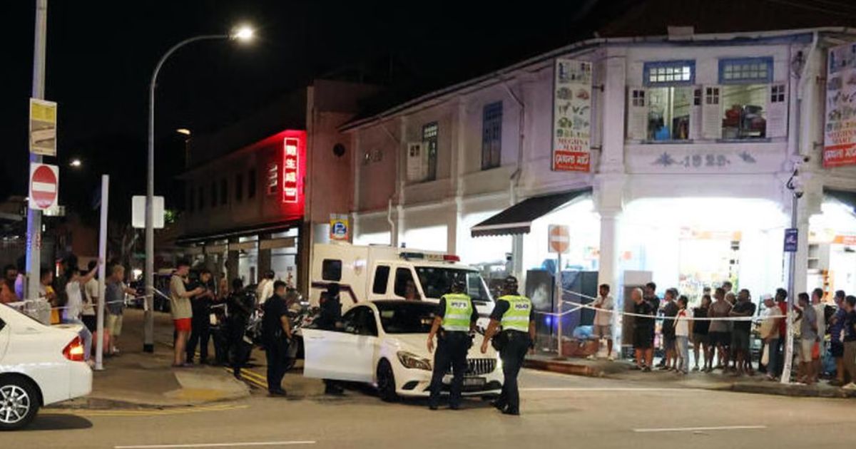 Mercedes Occupants Abandon Car at Geylang Junction to Evade Police ...