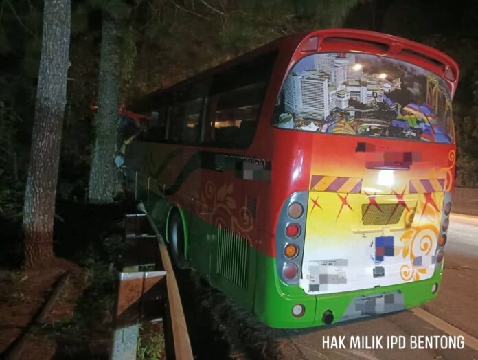 Tour Bus Nearly Falls Off Cliff in Genting Highlands, Three Sent to ...